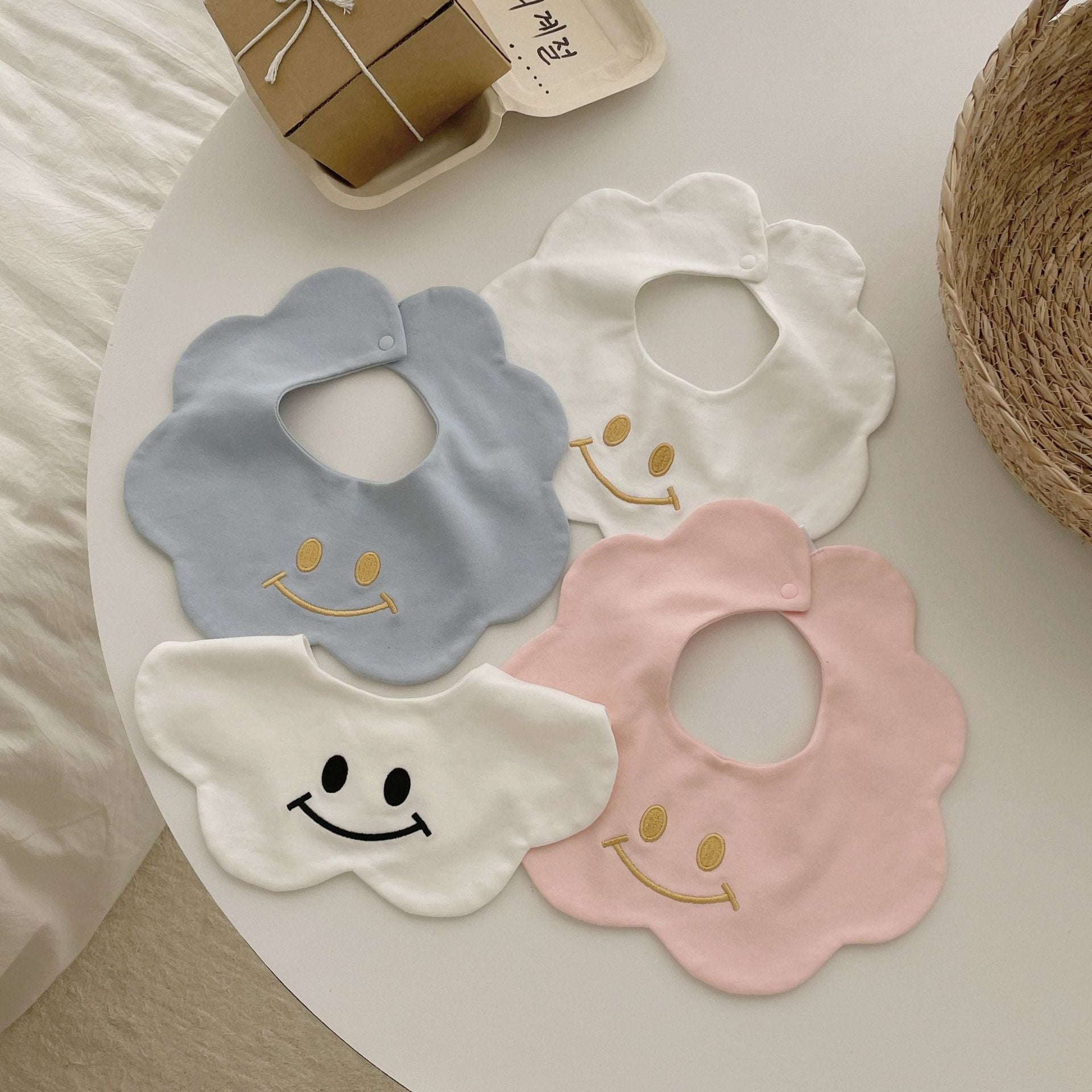 【預購】立體微笑笑臉刺繡 純棉 花瓣形口水巾 – Cnjpkitchen ️ 🇯🇵日本廚具 家居生活雜貨店